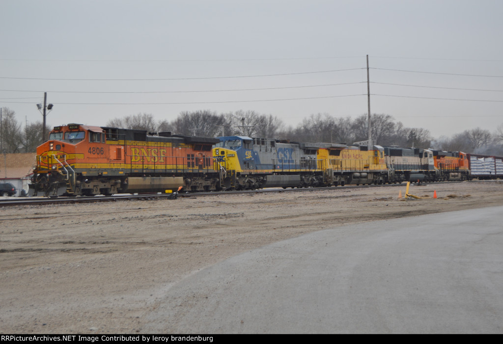 BNSF 4806 leads the H-MEMKCK